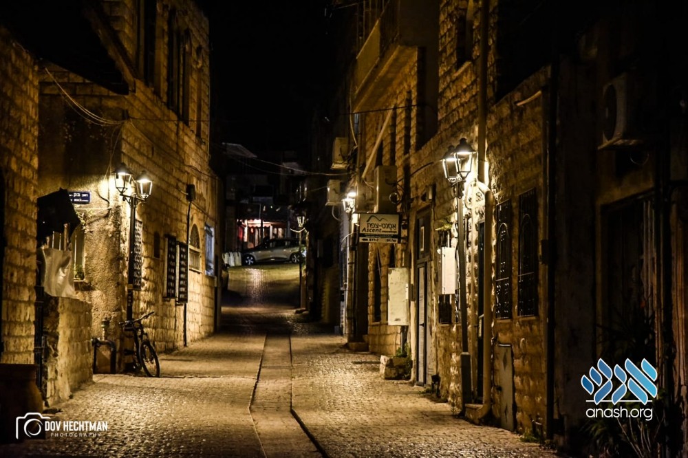 Photographer Culls Three Years of Tzfas in 60 Photos | Anash.org