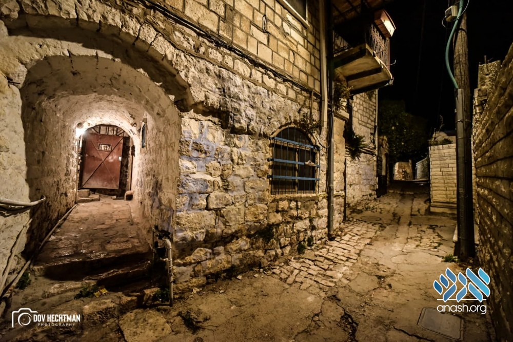 Photographer Culls Three Years of Tzfas in 60 Photos | Anash.org