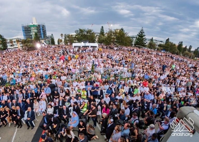 20,000 Reclaim Bondi Beach with Defiant Spirit | Anash.org