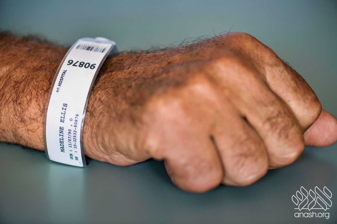 Wearing an ID Wristband on Shabbos? | Anash.org