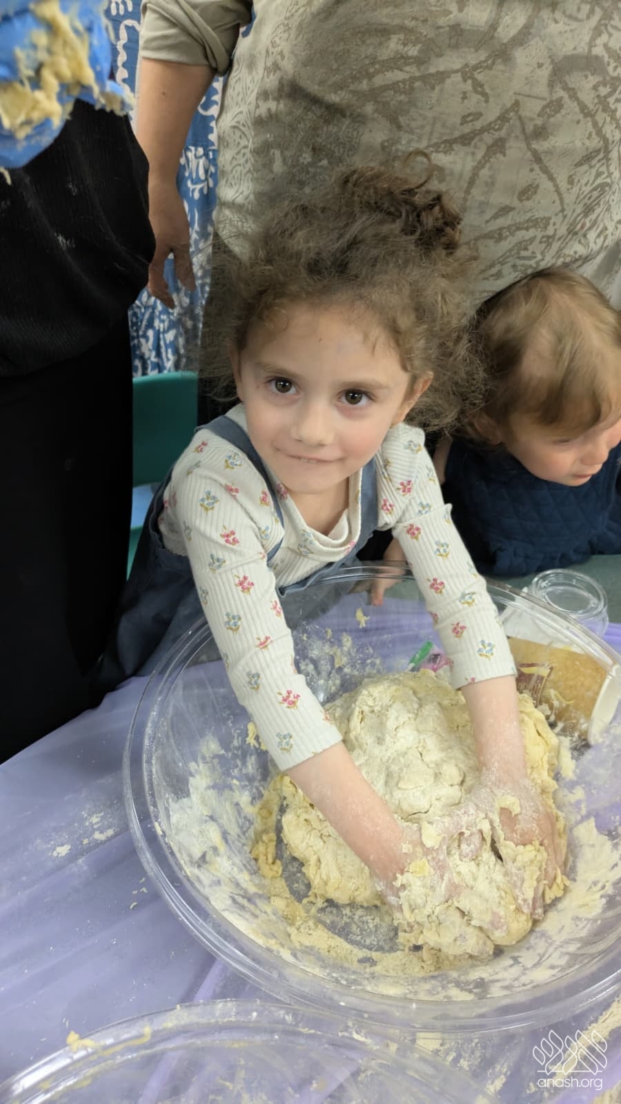 Ateres Chaya Mushka Holds Mother-Daughter Challa Bake | Anash.org