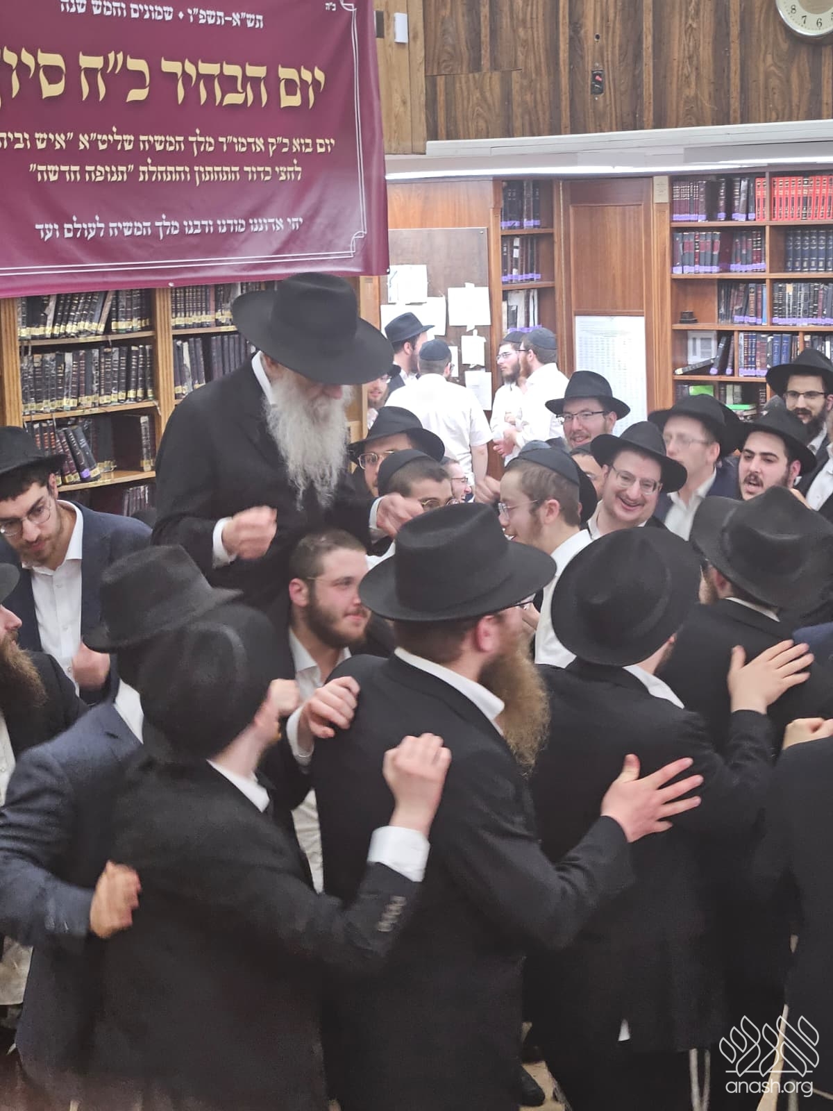 Chassidim Celebrate Day the Rebbe and Rebbetzin Arrived in USA | Anash.org
